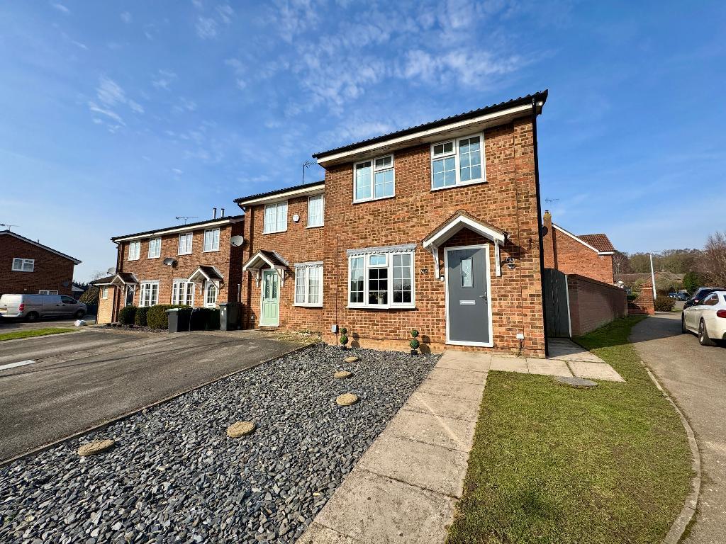 Farm Close, Ampthill, Bedfordshire... 3 bed semi-detached house - £399,995