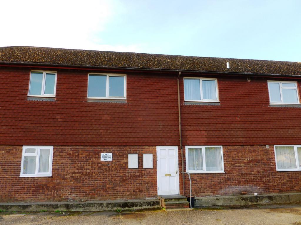 Station Approach, Staplehurst... 2 bed flat - £1,095 pcm (£253 pw)