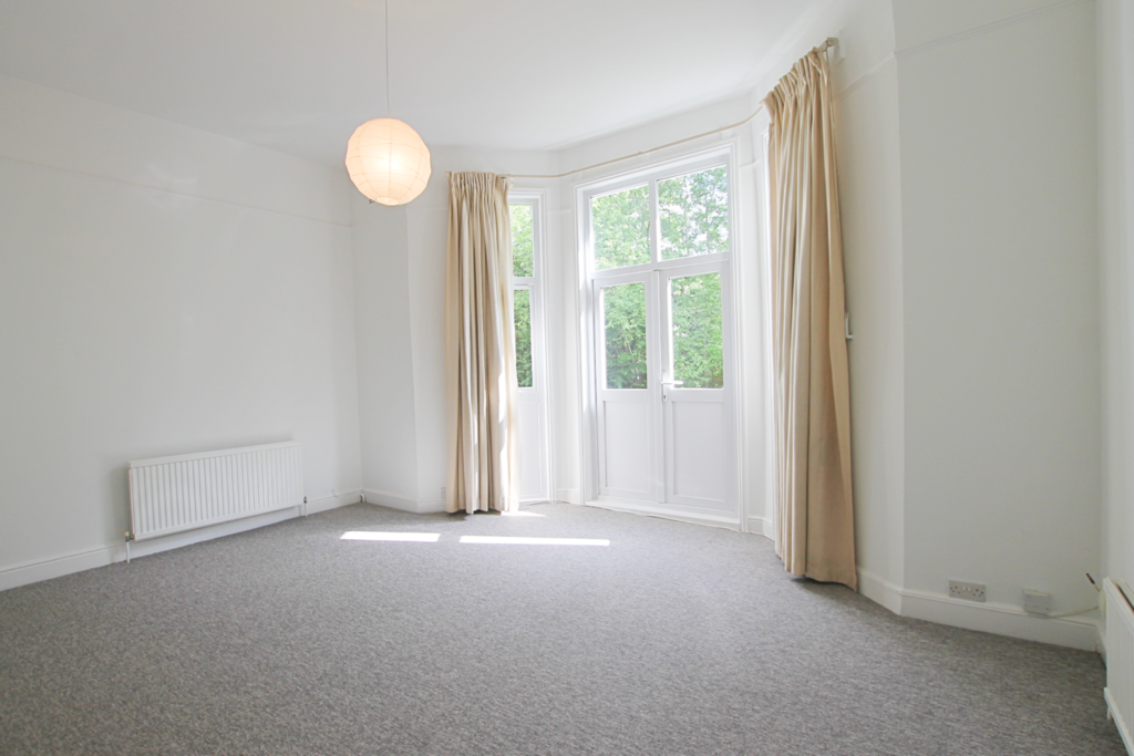 Grand Drive, London SW20 1 bed apartment to rent - £1,450 pcm (£335 pw)
