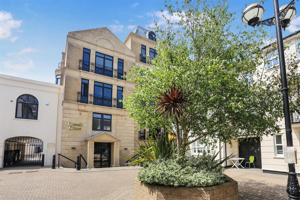 Russell Square, Brighton 1 bed flat to rent - £1,345 pcm (£310 pw)