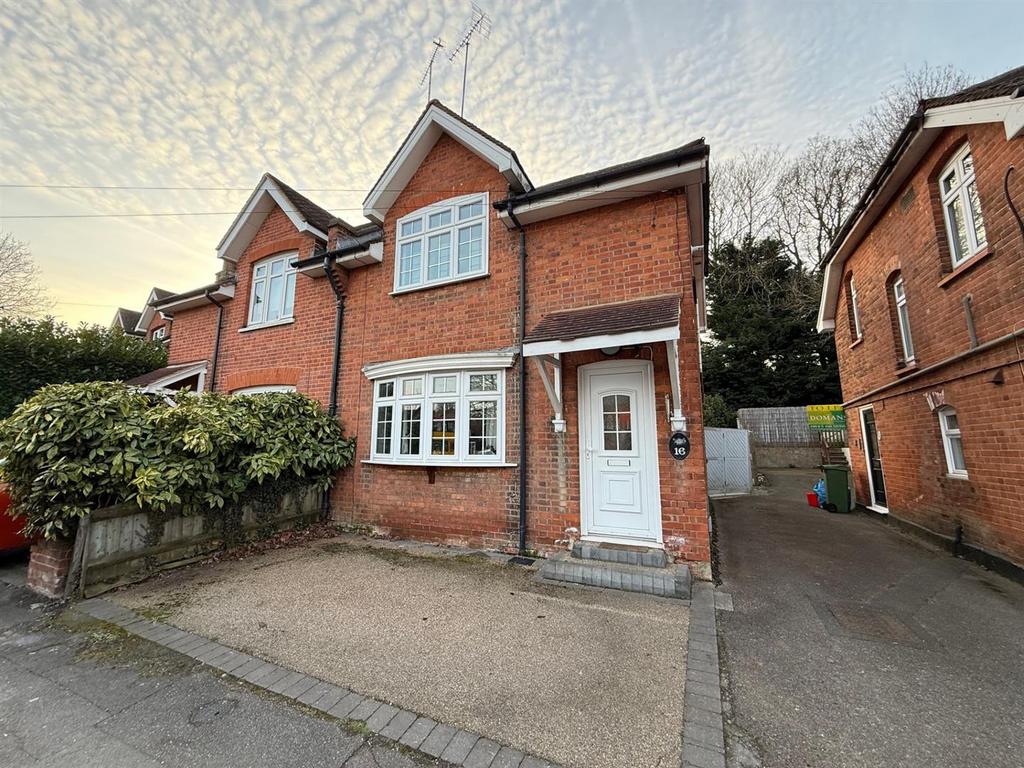 Rayleigh Road, Hutton, Brentwood 3 bed semi-detached house for sale - £ ...