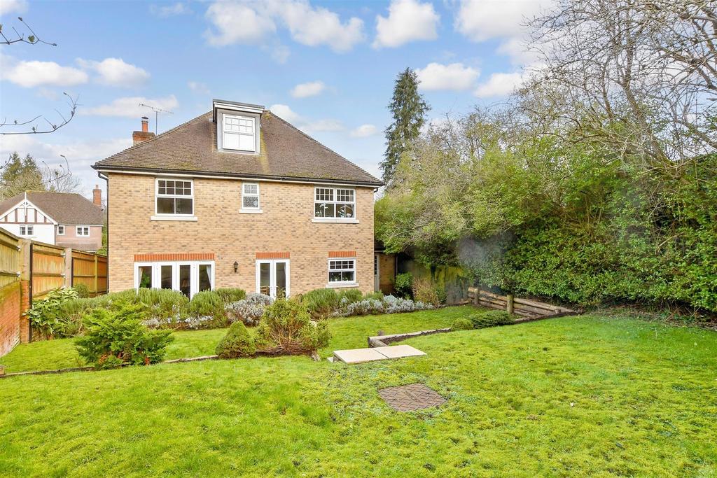 Hillside, Banstead, Surrey 6 bed detached house for sale - £900,000