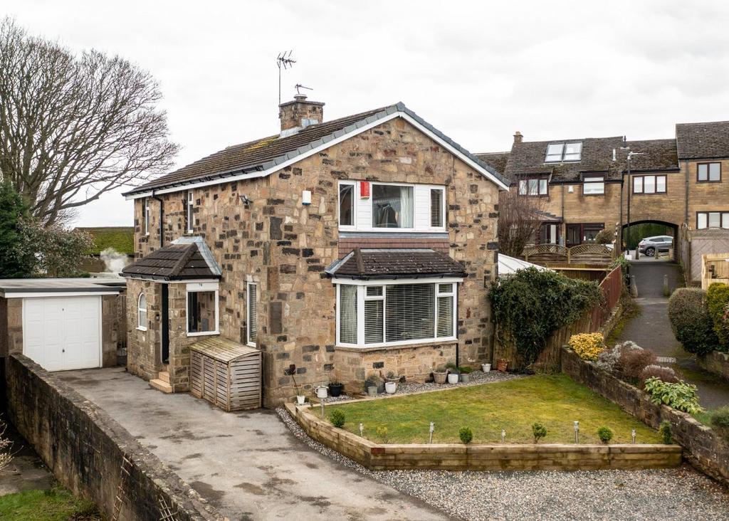 Ash Hill Drive, Leeds LS17 3 bed detached house for sale - £500,000