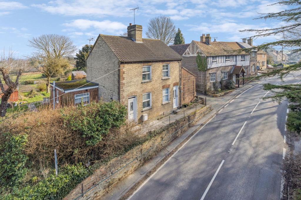 Church End, Dunstable LU6 2 bed cottage - £250,000