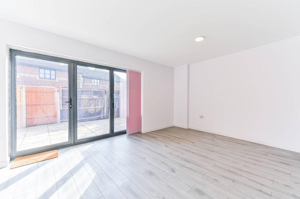 Ebenezer Walk, Mitcham, LONDON, SW16 4 bed detached house - £2,650 pcm ...