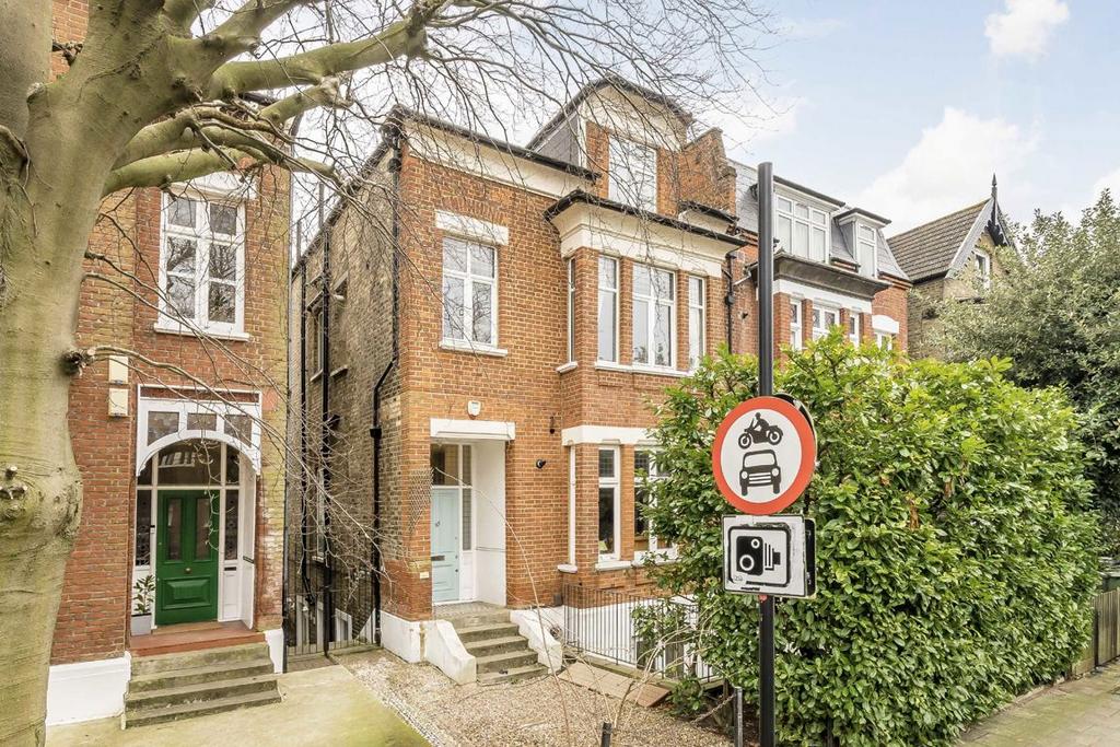 Mount Nod Road, London SW16 2 bed flat - £1,975 pcm (£456 pw)