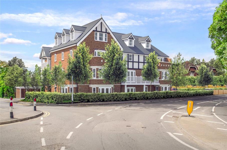 Cedar House, Woking GU22 2 bed flat - £1,850 pcm (£427 pw)