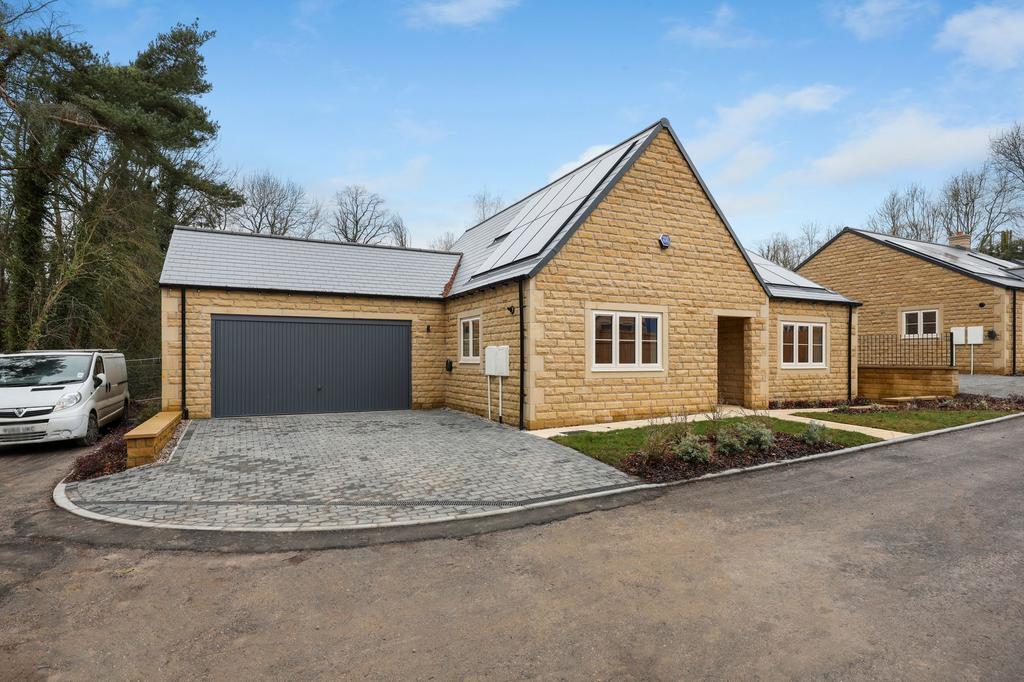 Normanhurst Park, Matlock DE4 3 bed detached bungalow for sale - £575,000