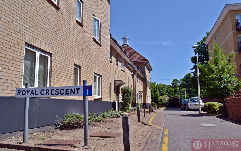 Royal Cresent, Newbury Park, IG2 2 bed flat for sale - £300,000