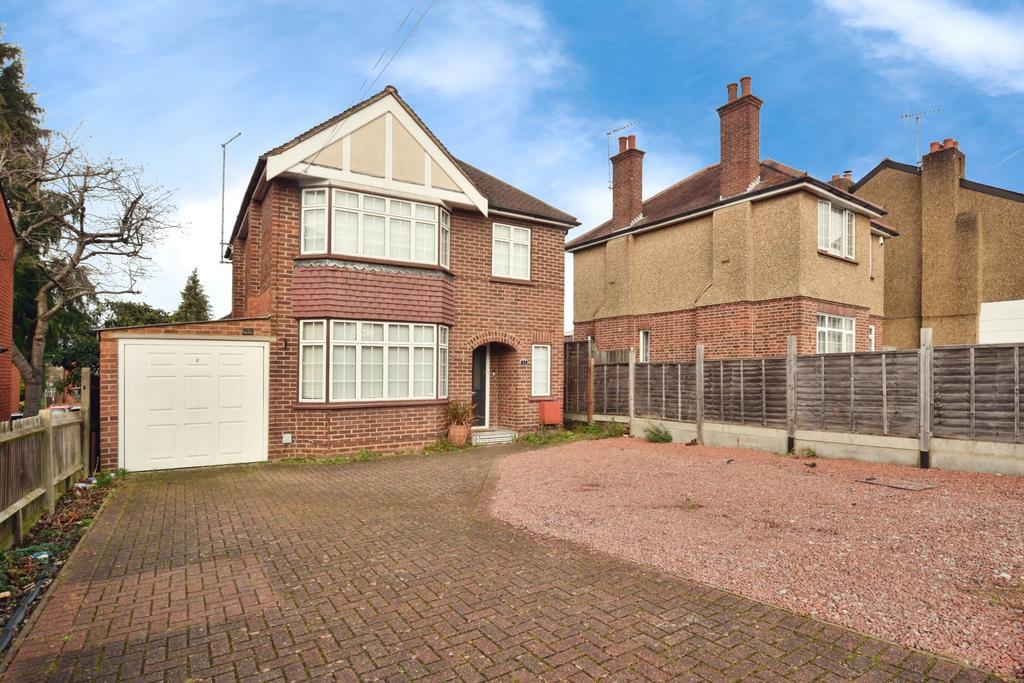 Montague Road, Uxbridge, UB8 3 bed detached house - £2,400 pcm (£554 pw)