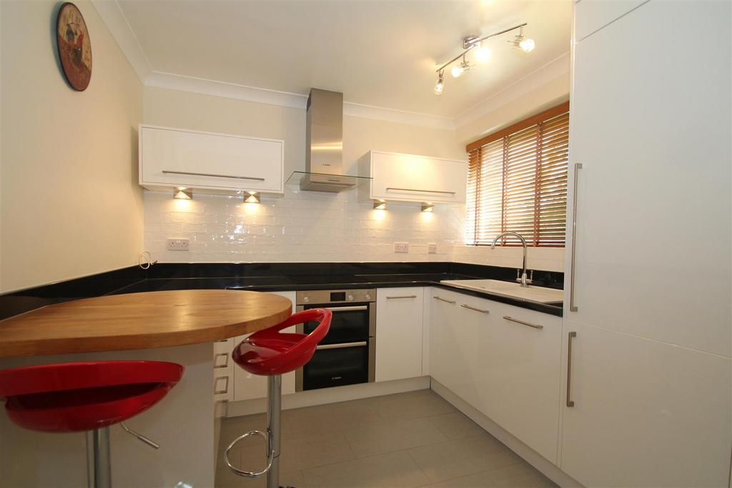 Knoll Court, Elvetham Road, Fleet, GU51 3 bed flat - £1,500 pcm (£346 pw)