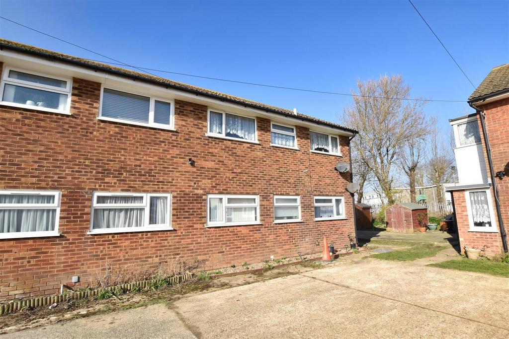New Lydd Road, Camber, Rye 2 bed flat for sale - £120,000