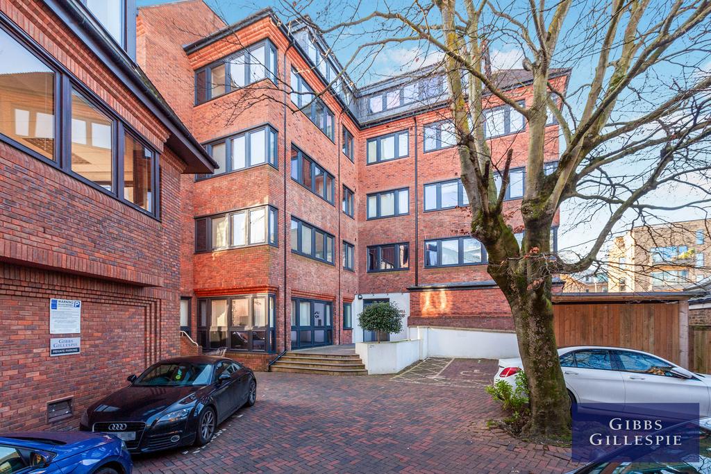 High Street, Uxbridge, UB8 Studio - £1,250 pcm (£288 pw)
