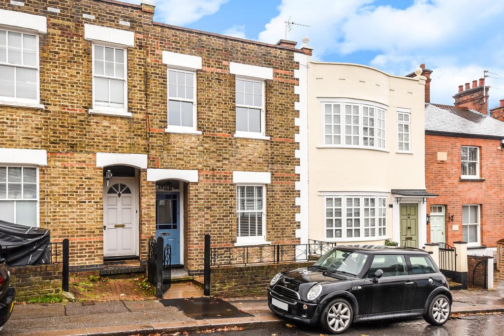 Hill Crest, Green Lane, Stanmore, HA7 3 bed house - £2,185 pcm (£504 pw)