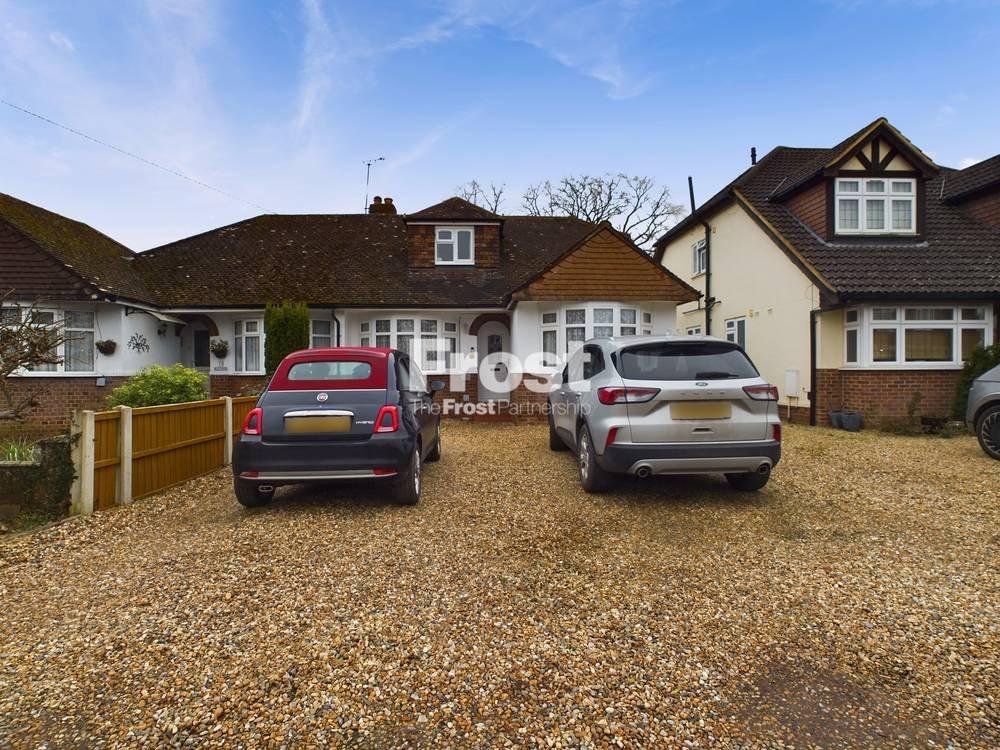 Fairfield Road, Wraysbury, Berkshire... 3 bed bungalow for sale - £590,000