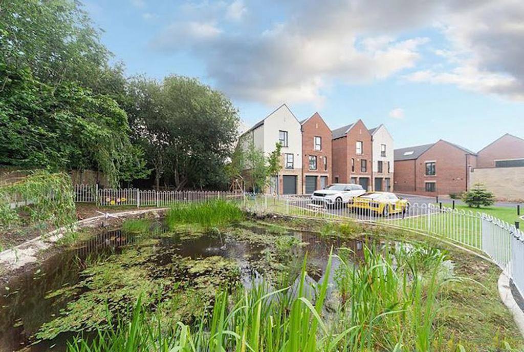 Chaddock Hall Drive, Worsley M28 1FD 3 bed property - £1,500 pcm (£346 pw)