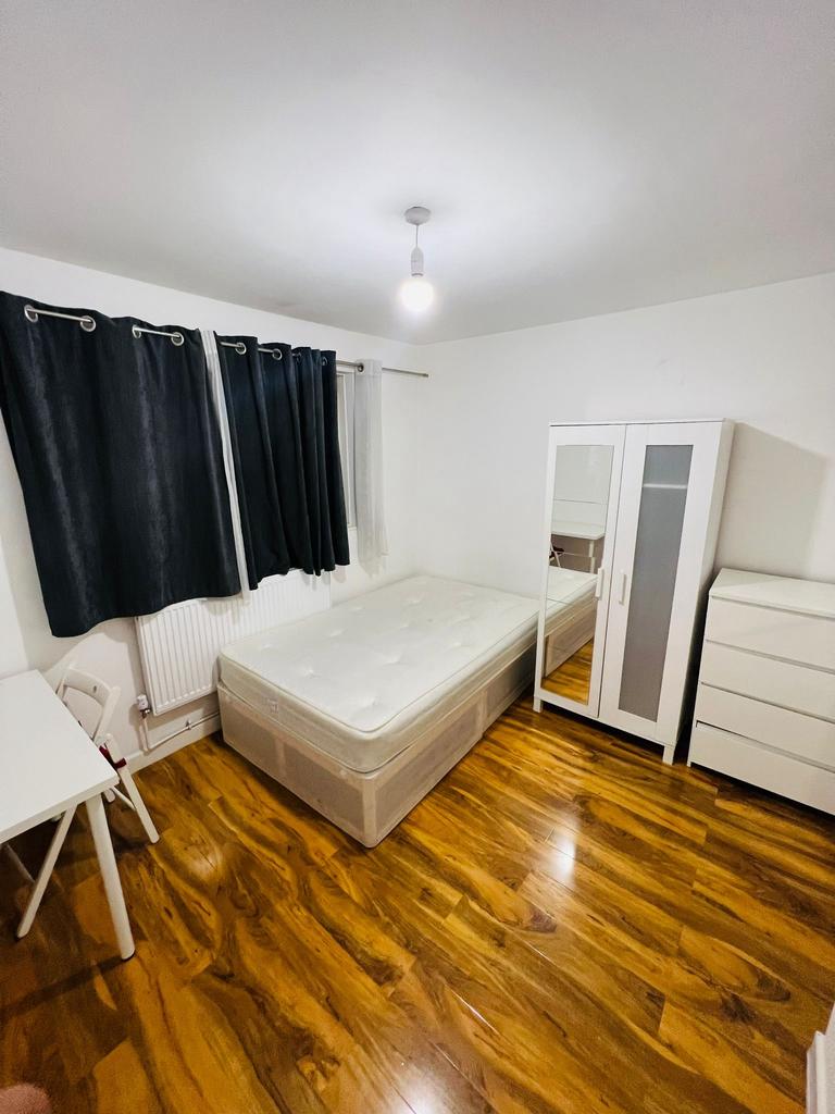 Lampeter Square, London, W6 1 bed in a house share - £900 pcm (£208 pw)
