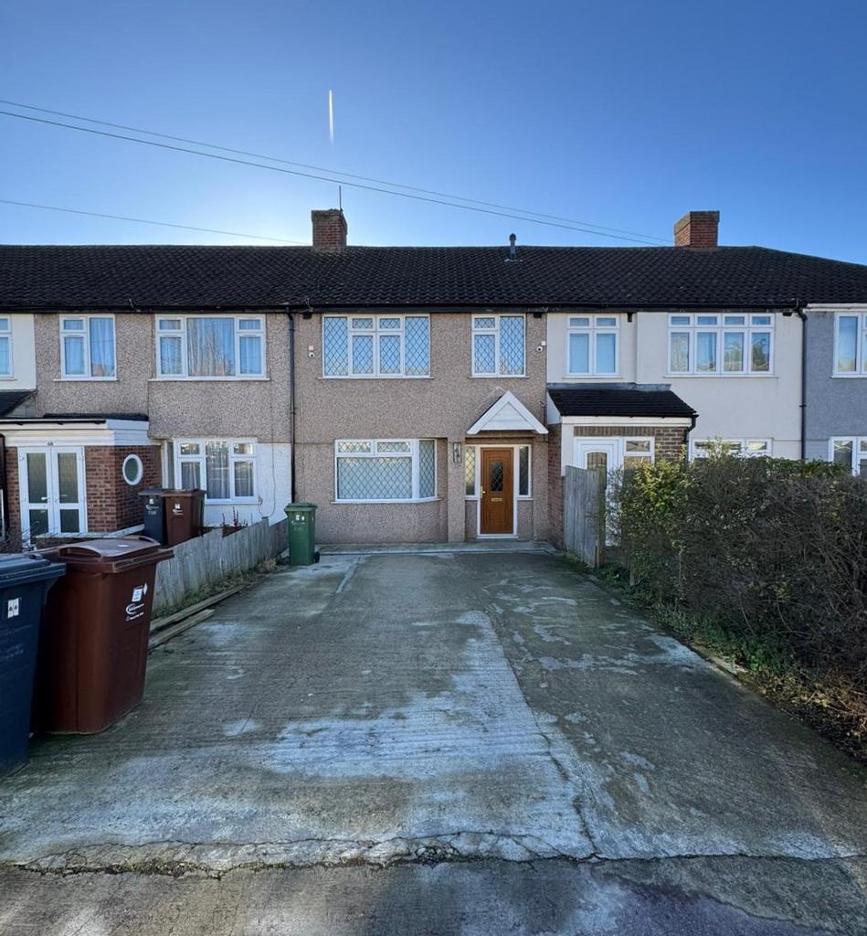 Valentines Way, Romford, Essex 3 bed terraced house - £2,200 pcm (£508 pw)