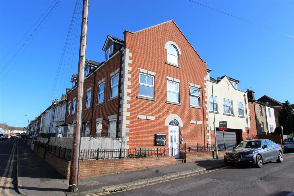 Saxton Street, Gillingham ME7 2 bed apartment - £1,200 pcm (£277 pw)