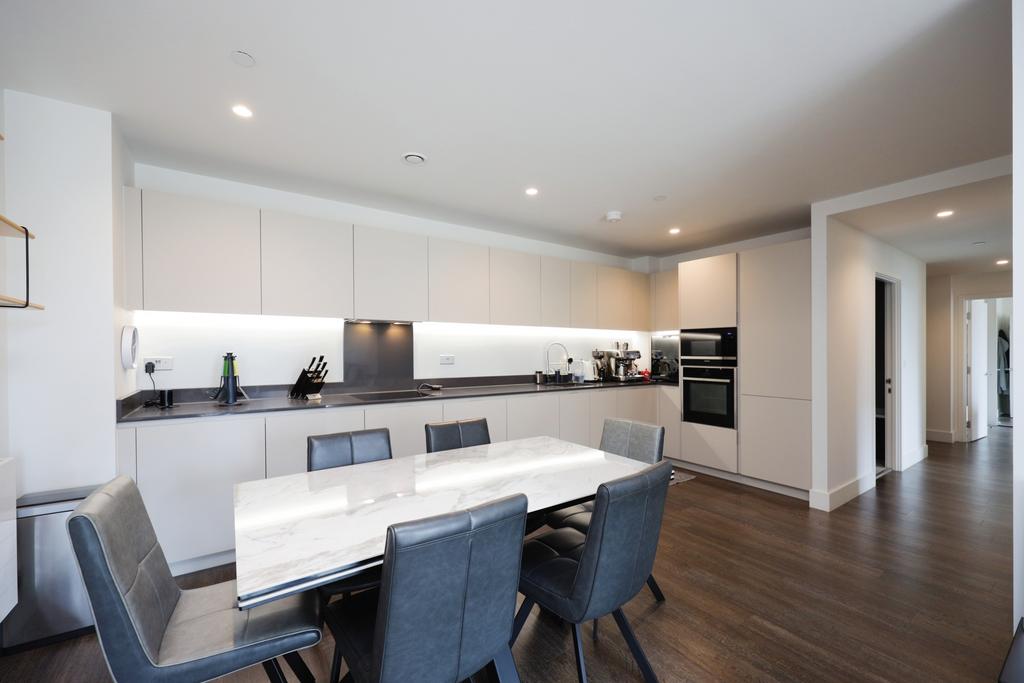 Foster Apartments, North End Road... 3 bed flat to rent - £3,200 pcm (£ ...