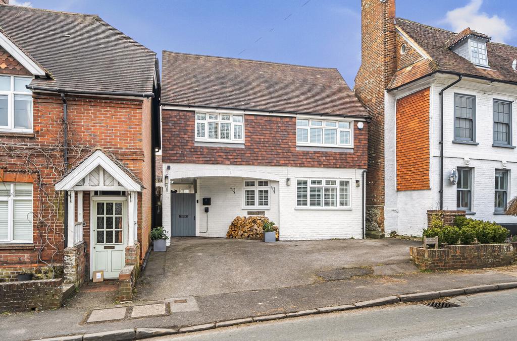 West Meon, Petersfield, Hampshire, GU32 3 bed detached house - £595,000