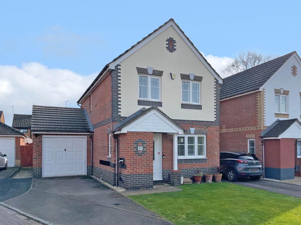 Amber Close, Earley 3 bed link detached house - £550,000