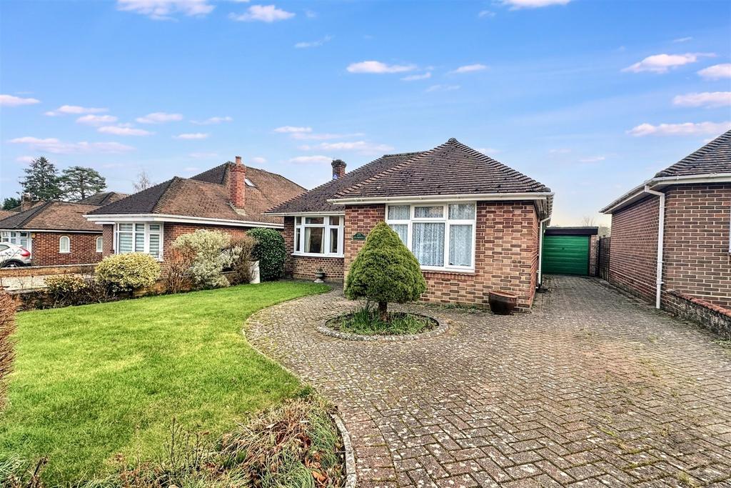 Chandlers Ford 3 bed detached bungalow for sale - £450,000