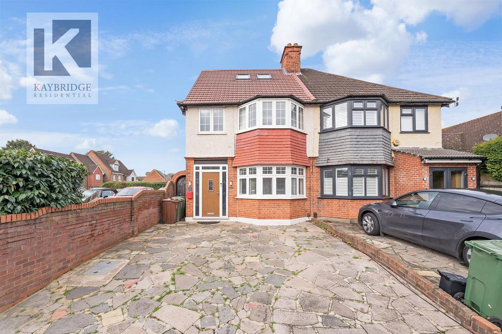 Gander Green Lane, Sutton, SM1 4 bed property - £2,750 pcm (£635 pw)