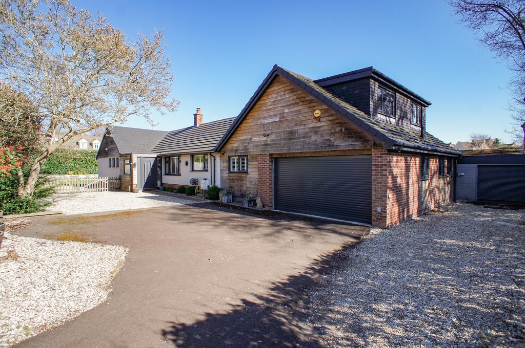 Honeyhill, Swindon SN4 4 bed detached bungalow - £695,000