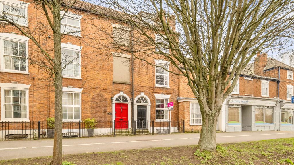 North Parade, Grantham NG31 3 bed terraced house - £275,000