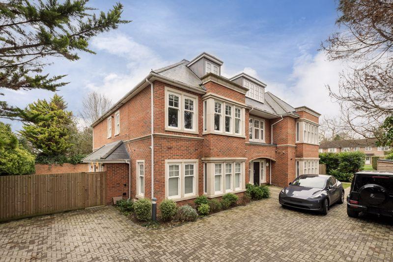 Cobham 2 bed apartment for sale - £550,000