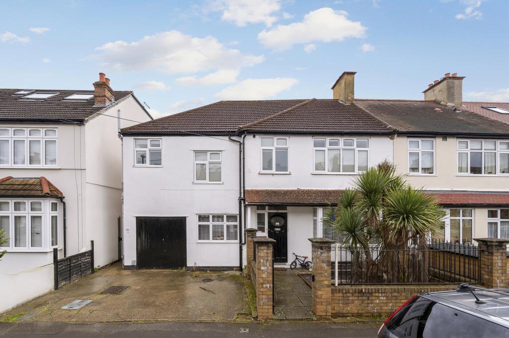 Chestnut Road, London SW20 3 bed apartment - £2,750 pcm (£635 pw)