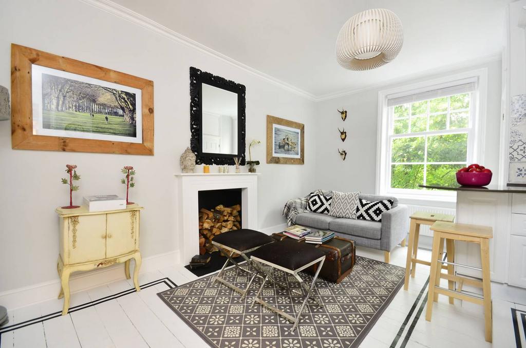 Oakhill Road, East Putney, London, SW15 1 bed flat - £1,900 pcm (£438 pw)