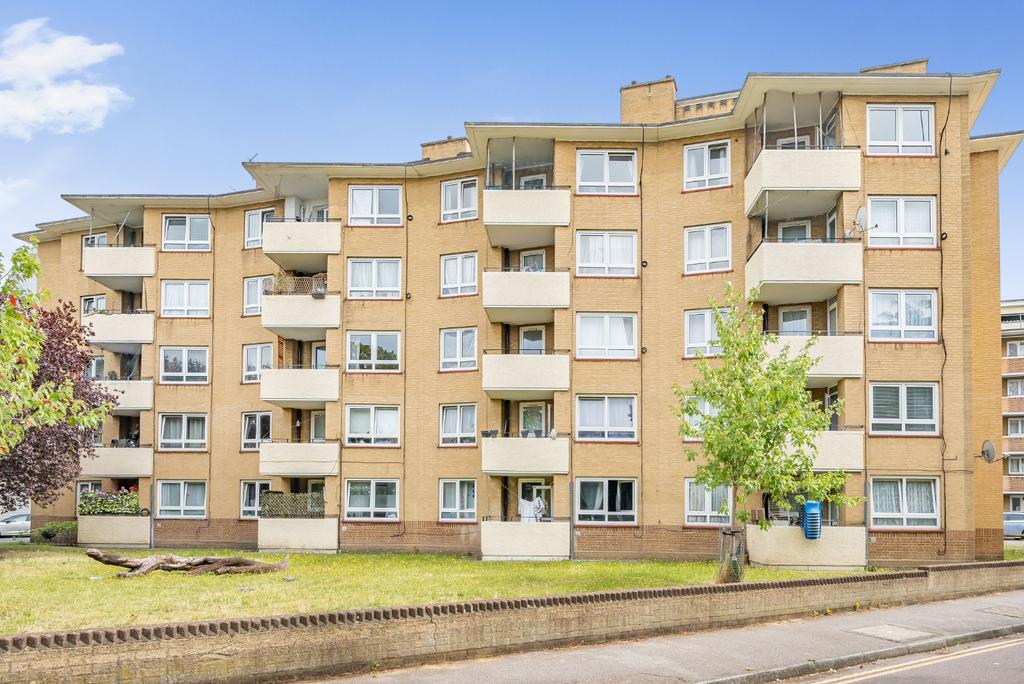 Abinger Grove, London, SE8 2 bed apartment - £300,000