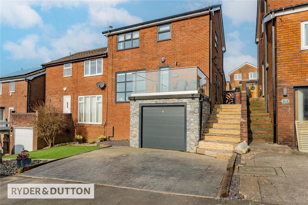 Moordale Avenue, Waterhead, Oldham, OL4 3 bed semi-detached house for ...