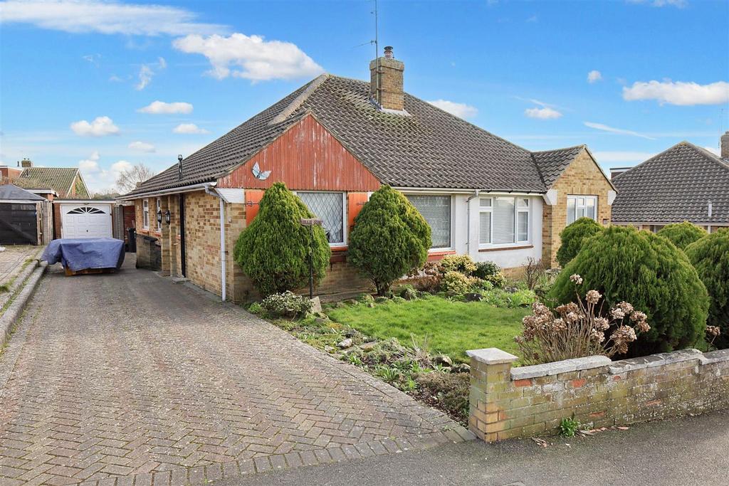 Hangleton Way, Hove 2 bed semi-detached bungalow for sale - £425,000