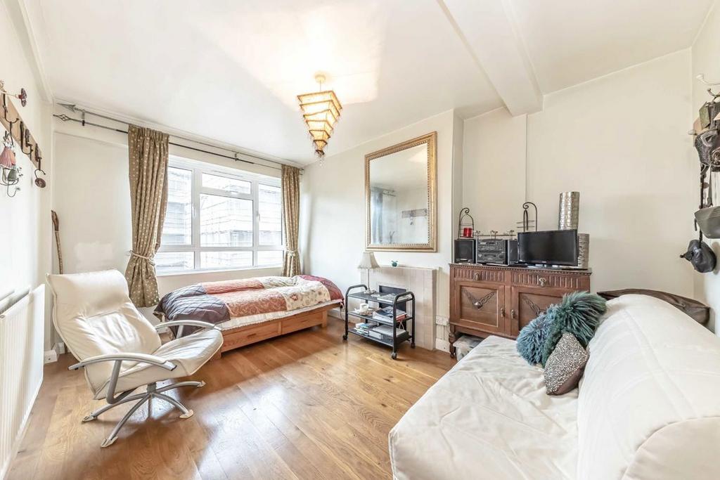 Nelson Square, London SE1 1 bed flat - £350,000