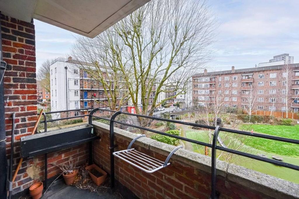 Powis Road, London E3 3 bed flat - £375,000