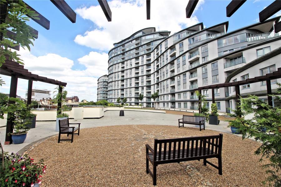 Station Approach, Woking GU22 2 bed flat to rent - £1,700 pcm (£392 pw)