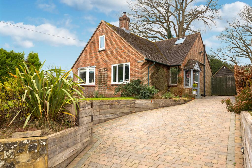 Moat Lane, Pulborough, RH20 2 bed detached house - £525,000