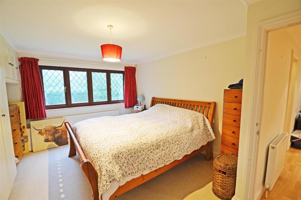 Broadwater Lane, Copsale, Horsham... 4 bed bungalow - £2,000 pcm (£462 pw)