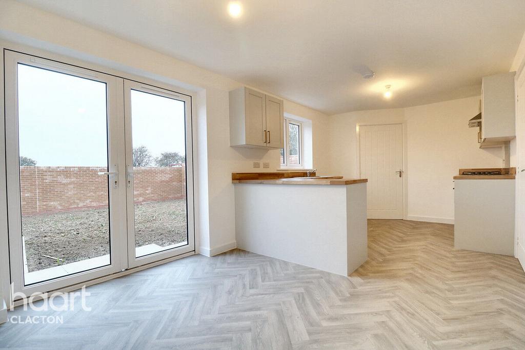 Sandy Drive, Clacton-on-Sea 4 bed detached house - £154,000