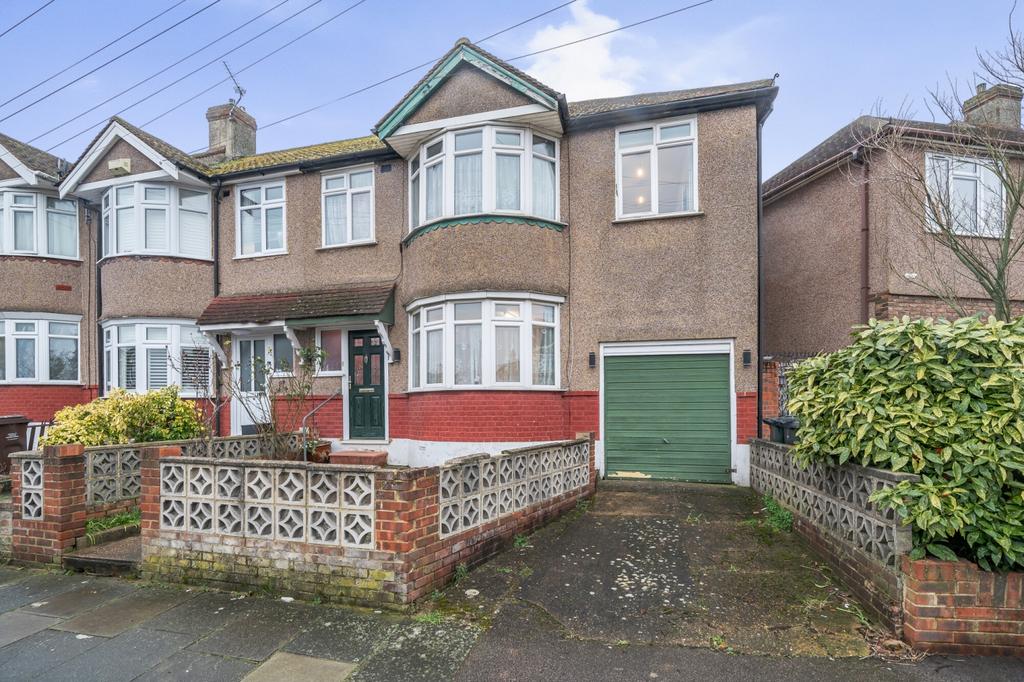Cumberland Drive Dartford DA1 3 bed semi-detached house - £2,000 pcm (£ ...