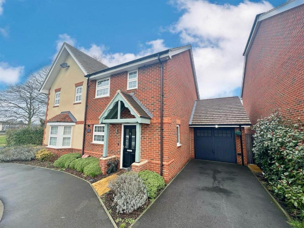 Gale Close, Yateley GU46 3 bed semi-detached house - £500,000