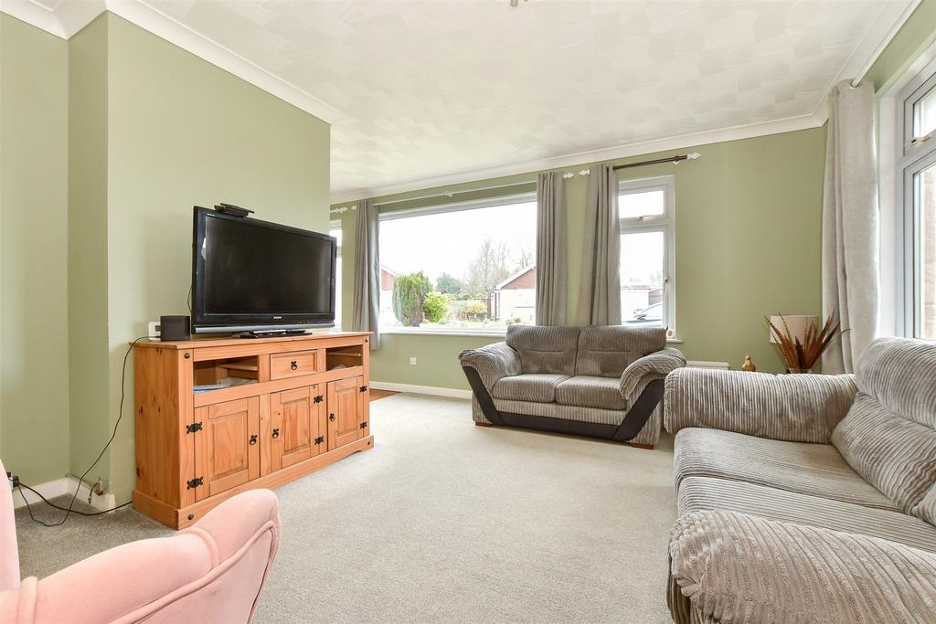 Queens Close, Freshwater PO40 3 bed detached bungalow - £211,000