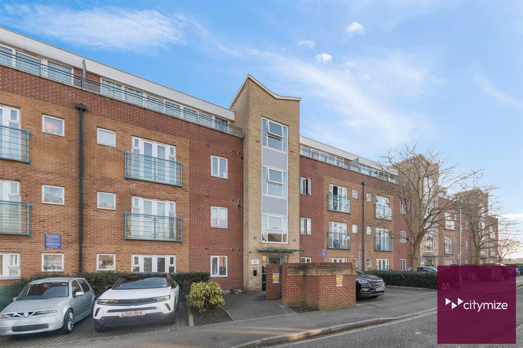 Madison Court, Dagenham, RM10 2 bed flat for sale - £260,000