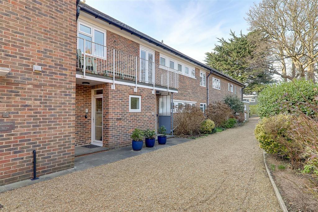 Mill Road, Worthing BN11 3 bed flat - £460,000