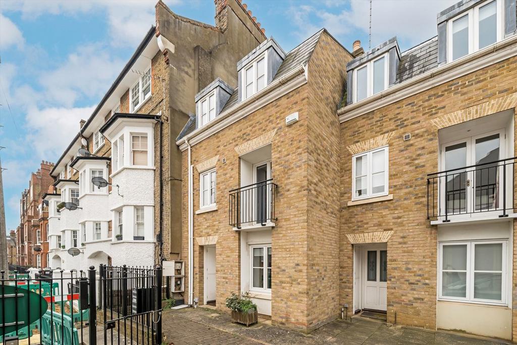 Connaught Mews, London SW6 3 bed terraced house - £4,000 pcm (£923 pw)