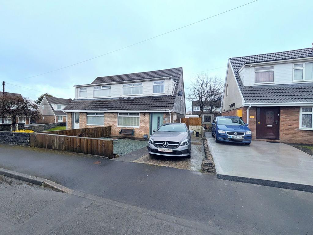Teglan Park, Tycroes, SA18 3RA 3 bed semi-detached house - £185,000