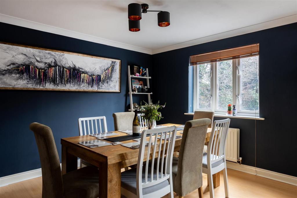 Charlwood Place, Reigate 2 bed flat - £375,000